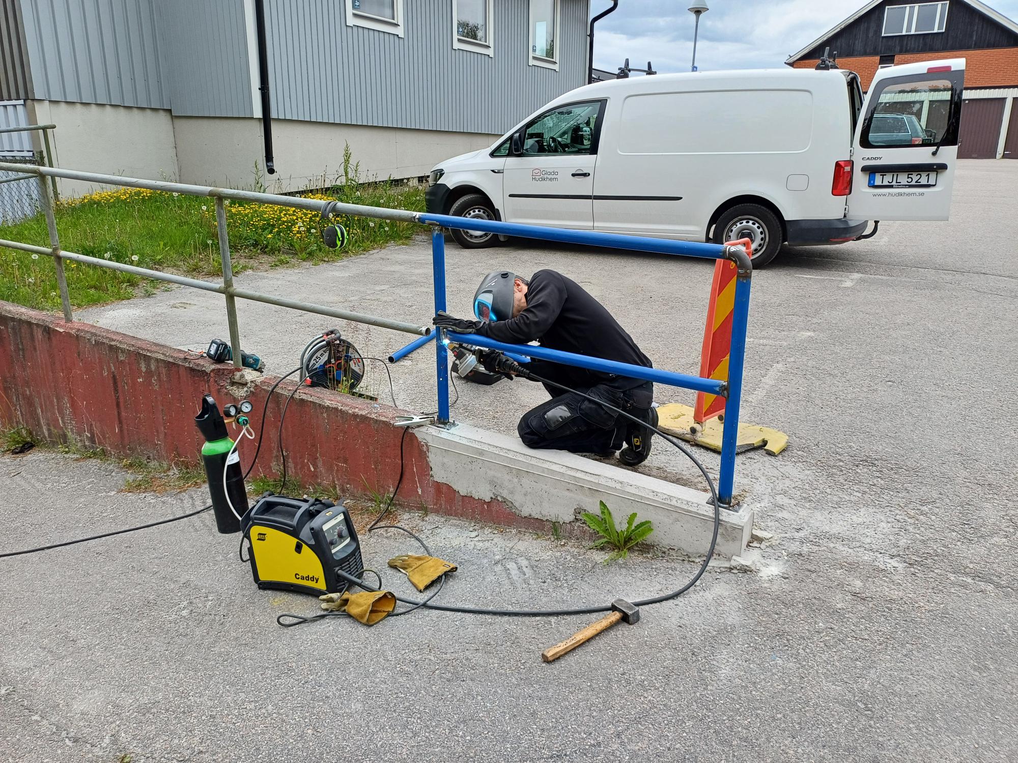 Lagning av räcke på Björkberg - Glada Hudikhem AB